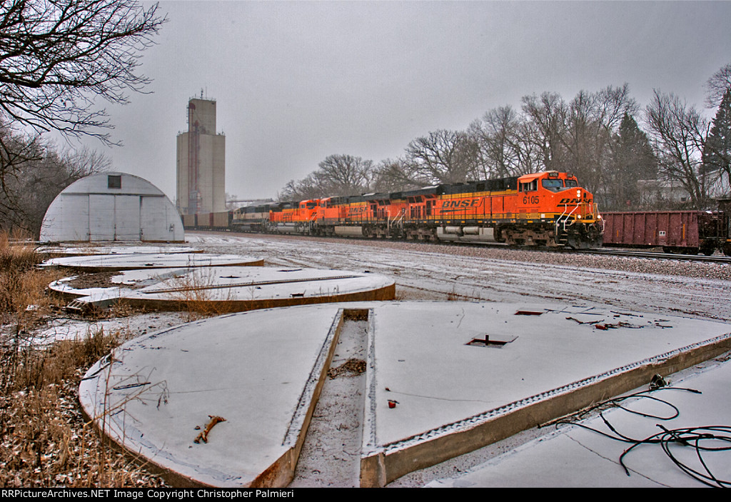 BNSF 6105 Leads E-OTLBAM0-17